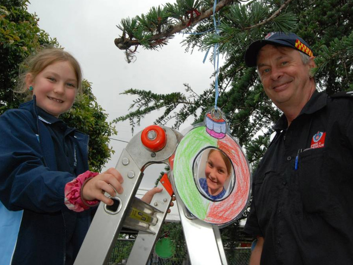 School children decorate Manners Park Christmas tree in Springwood